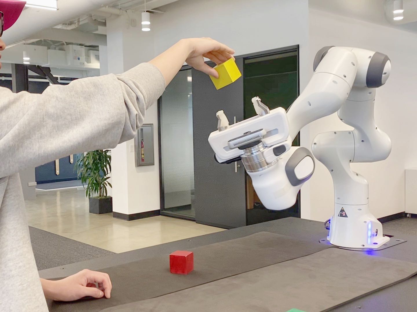 Human Grasp Classification for Reactive Human-to-Robot Handovers | DeepAI